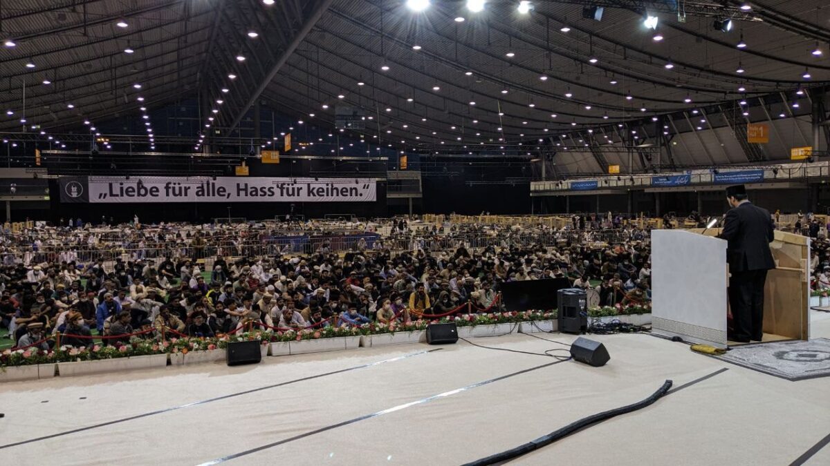 Jalsa attendees listen to Dars-e-Quran after Fajr prayers behind Huzoor ...